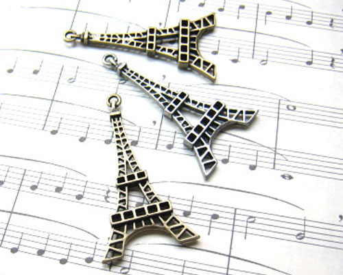 【サイズ】3.8x2.4cm ( 丸カンの大きさは含みません ) 【色】 金古美・銀古美 【素材】 ピューター 両面同じデザインで透かしになってます。 若干柔らかいです。