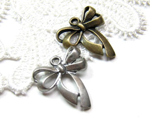 【サイズ】1.9x1.7cm（丸カンの大きさは含みません） 【色】金古美・銀古美 【素材】ピューター