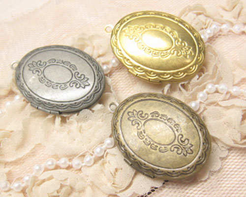 【サイズ】2.9x2.3cm ( 丸カンの大きさは含みません ) 【色】金古美 (厚み0.5cm） 銀古美 （厚み0.5cm） ゴールド （厚み0.8cm） 【素材】 真鍮 ＊フタの開閉の硬さの程度は個体差があります。 フタの開け閉めの強弱...