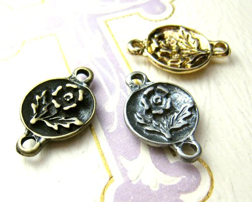 【サイズ】1.2x1.1cm（丸カンの大きさは含みません） 【色】金古美・銀古美・アンティークゴールド ＊アンティーク加工のメッキによる個々の色の誤差がありますことをご了承ください ゴールドに近い色目です 【素材】ピューター 2個入り