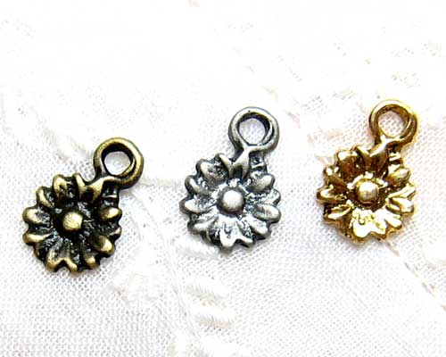 【サイズ】0.7x0.7cm（丸カンの大きさは含みません） 【色】金古美・銀古美・アンティークゴールド 【素材】ピューター 3個入り 裏面はフラットです。