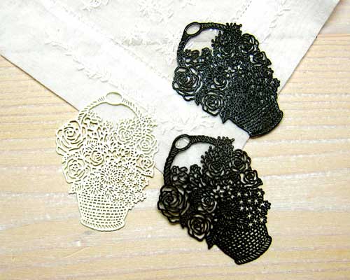 【サイズ】4.0x2.9cm（丸カンの大きさは含みません） 【色】バニラ・チョコレート・ブラック 【素材】 真鍮に塗料が塗布されています 非常に薄い素材ですので、折り曲げや摩擦による塗料 の剥がれ等のお取扱いにご注意下さい。 多少の歪みと塗...