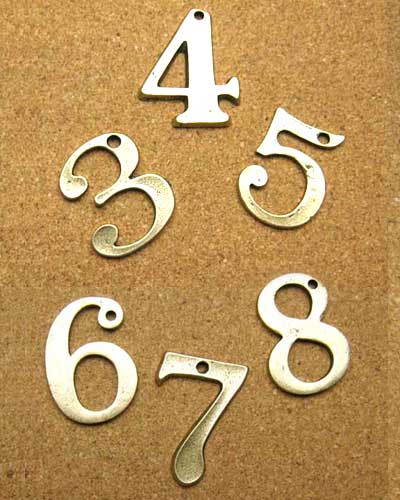 【サイズ】(3)3.3x2.8cm (4)3.7x3.0cm (5)3.3x2.5cm (6)3.6x2.5cm (7)3.6x2.6cm (8)3.5x2.5cm 【色】金古美・銀古美 【素材】ピューター　 ＊大きめのチャームです。 　サ...