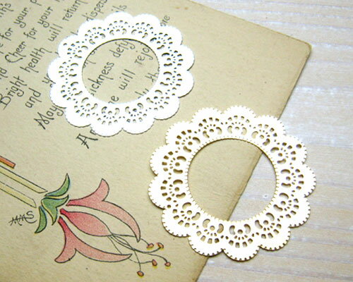 【サイズ】3.8cm (中央の円の外径2.0cm) 【色】マットゴールド・マットシルバー 【素材】 真鍮に塗料が塗布されています 非常に薄い素材ですので、折り曲げや摩擦による塗料 の剥がれ等のお取扱いにご注意下さい。 多少の歪みと塗布のムラ...