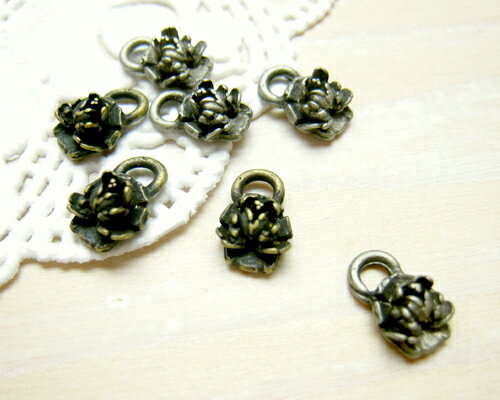 【サイズ】0.7x0.6cm（丸カンの大きさは含みません） 【色】金古美・銀古美 【素材】ピューター 2個入り