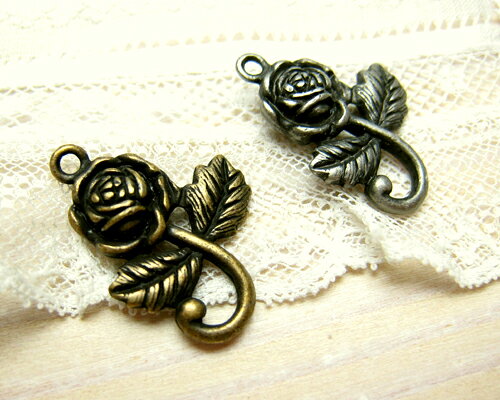 【サイズ】1.8x1.5cm（丸カンの大きさは含みません） 【色】金古美・銀古美 【素材】ピューター 両面同じデザインです。