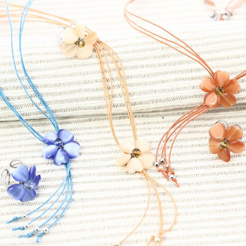 ネックレス　キャッツアイ　ミニ 素材 ガラス/キャッツアイ、鉄/ニッケルメッキ、ビーズ サイズ 約42cm〜約6cmの調節が可能です。 お花の大きさ約3cm 発送方法 ネコポス 注意 強い力を加えたり、落としたりした際には破損する恐れがござ...