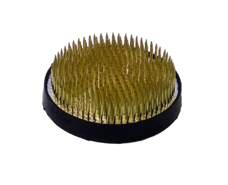 マルフジ剣山製作所 悠花 剣山 大丸 ゴムリング付花の生け花専用針部分に水がにごらないように特殊防水加工を施してあり、生け花の寿命を長持ちさせます。ゴムリング付:花器を傷付けない。剣山と花器が滑らない。針長:13mm針:331本針部:真鍮台座:鉛