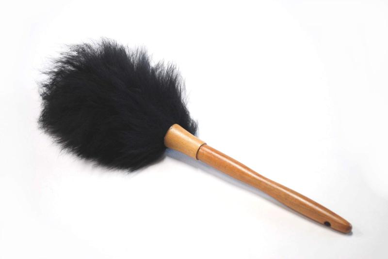 EDO-STA ムートンダスター ブラック Sサイズ ES-017ダスター部の長さ：約11cm長柄の長さ：約22cm長材質：ダスター(羊毛100%)・柄(木)静電気を抑えてホコリを除去羊毛100%ふわふわ柔らかいのでボディに優しくコーティン...