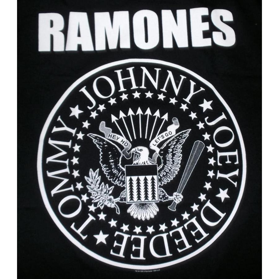 解散した今もなお絶大な人気を誇るラモーンズのTシャツです。おなじみのアメリカ政府を皮肉ったイーグルマーク/Plesidental Sealに76～77年の結成時メンバーの名前がはいります。数多いラモーンズのTシャツですが最初の...