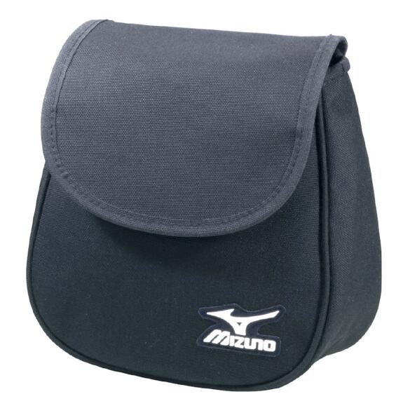 ふた付きの審判員用ボール入れ袋です。 メーカー：ミズノ MIZUNO カテゴリ：野球 種別：審判用品 商品名：審判員用硬式・軟式ボール入れ袋(6個入れ) 品番：1gjyu160 素材：ポリエステル サイズ：縦19.5×横18.5×厚さ8.5...