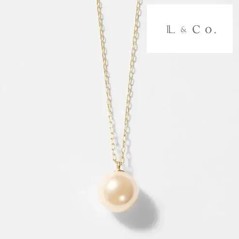 上品な一粒パールを、あなたらしいカラーで。 艶やかなパールが胸元で静かに輝く、シンプルで洗練されたネックレス。 5色のバリエーションからお好きなカラーを選べるので、オンにもオフにも、気分やファッションに合わせて楽しめます。チェーンはパールを...