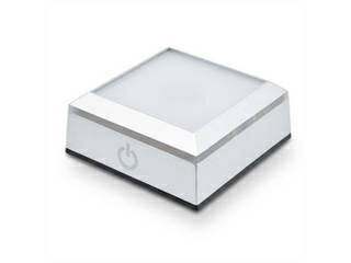 LEDBASESQ-RGB電池式LED台座白、赤、緑、青の4色LED搭載タッチセンサーで色の切替可ハーバリウムなどLED台座としてUSB電源または単4×3本で利用可microUSBケーブル付属(約70cm)●保証期間:初期不良(1週間)●製...