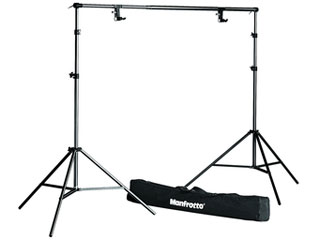 発売日：2009年9月8日マンフロットのスタジオ撮影機器セッティングのノウハウを活かしたスタンドキットセットです。 バックグラウンドペーパーなど、バックグラウンド素材のロールおよびシートのどちらでもセットが可能です。収納に便利な専用キャリン...