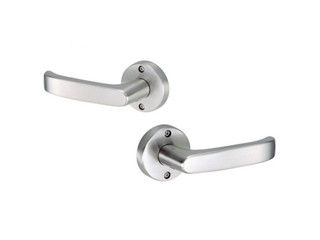 仕様用途：一般住宅屋内用仕上げ：メッキ＋電着クリアー色：ニッケル対応ドア厚：29〜45mm座・機能：丸座空錠バックセット：50mmタイプ：レバータイプ 商品情報 材質ハンドル・座：アルミ合金パッケージサイズ(縦×横×高さ)152×140×6...