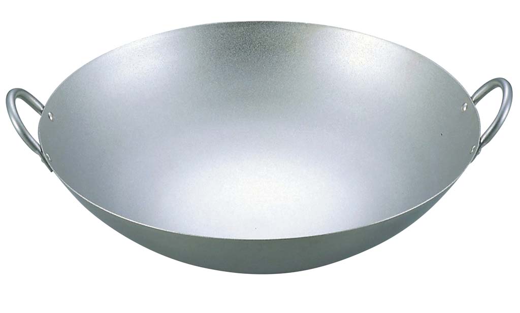 内径33cm 深さ90mm 板厚1.2mm 0.7kg●超軽量と評される圧倒的な軽さ、抜群の耐蝕性、しかも衛生的。●優れた昇温速度を誇り、「素材のうま味を外に逃がさず手早く調理」中華料理の基本を実現します。●表面に施したショット加工が鍋表面...