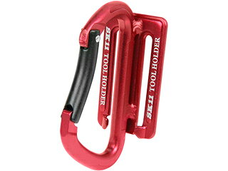 【特徴】 簡単着脱可能なアルミツールフックです。【用途】工具の吊り下げ。【機能】凸の爪でベルトから抜け落ちをロックします。ベルトの途中から簡単着脱できます。【仕様】●カラー：レッド。●105×10mmカラビナ。●吊り下げ工具3kgまで。【材...