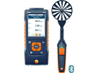 【特長】testo 440 本体と熱線式風速プローブのセットで、風速、温度を測定し、風量を演算します。風速プローブはスタンダードな固定ケーブルタイプで、微〜低風速域で高精度の測定結果を表示します。最長 0.85 mまで伸ばせるロッドにはスケ...