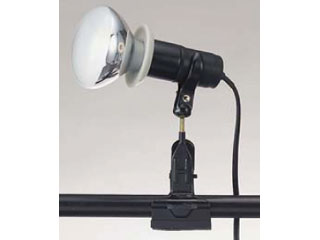 ●パック入り防雨型　 屋外レフランプ200W以下E26（電球別売） ●カラー：黒、銀　防水コード2m付き●高さ：172●全長：215 ●クリップ挟み巾40　重量0.55kg　●パック寸法　横190　縦285 プラグは屋外用ではありません。　...