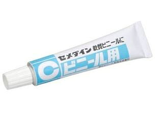 透明で乾きの早い軟質塩ビ専用接着剤です。軟質塩ビ同士、軟質塩ビと木・紙・布などの接着に適しています。可塑型の影響を受けずにはれるタイプで、ビニル製傘・レインコートの補修にも使用できます。商品サイズ：縦28mm×横128mm×高さ25mm重量...