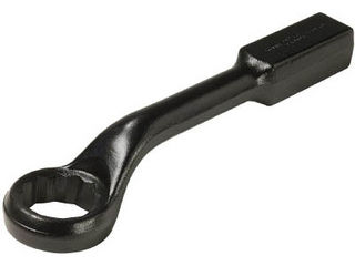 【特長】45°のオフセット打撃めがねで12角です。打撃部分が箱型になっておりどこからでも打撃が可能です。【仕様】対辺寸法(mm)：32全長(mm)：279【材質/仕上】ハイカーボン合金鋼 商品情報 オレンジブック発注コード497-9567質...