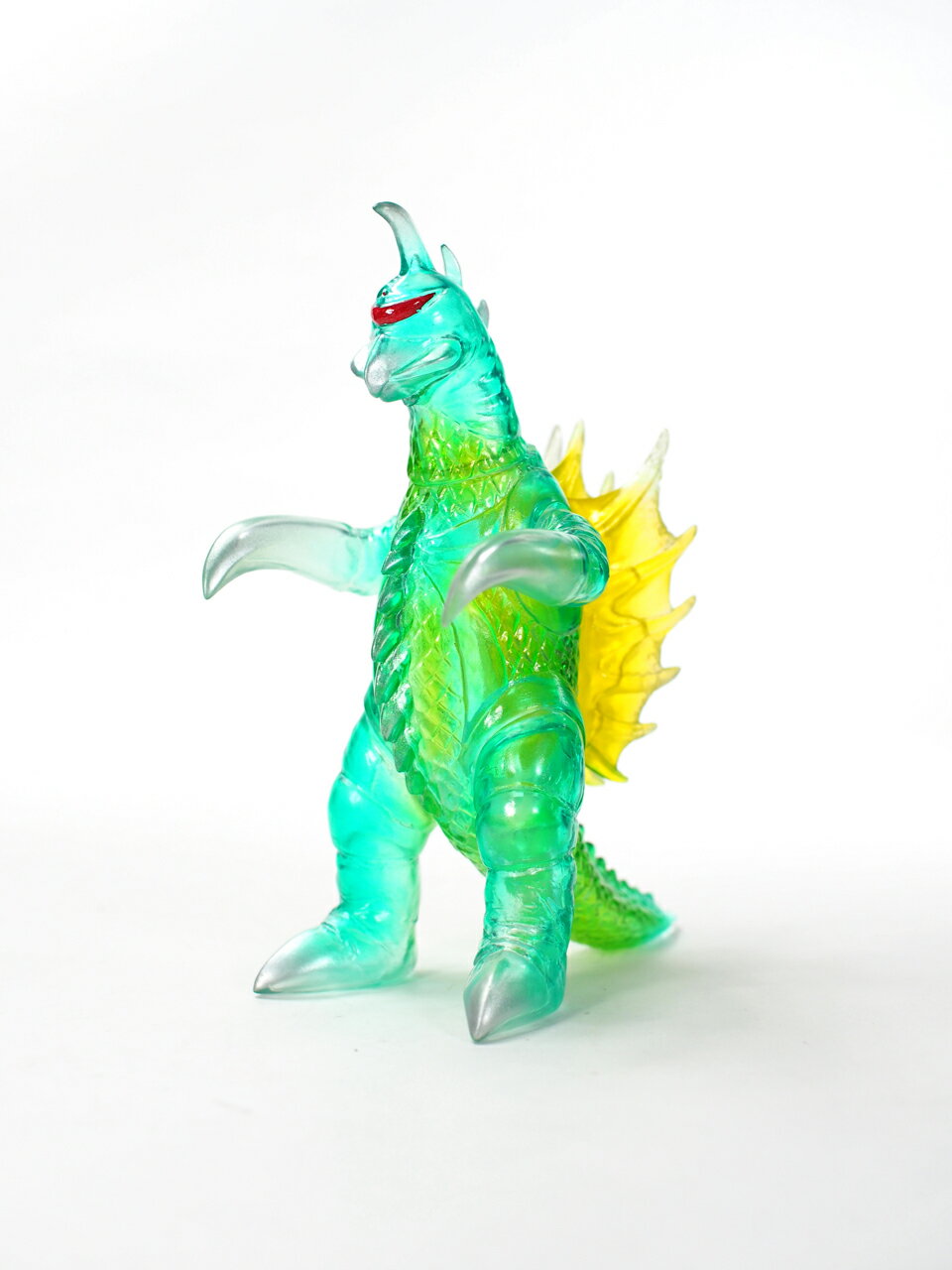 《ミドルサイズシリーズ》再始動！「古そうで新しい、だけど少し古臭いソフビ怪獣シリーズ」をコンセプトに、数々の怪獣をデフォルメデザイン立体化したミドルサイズシリーズが新なカラーを加えて登場！シリーズ全高12cmほどで、手のひらに収まる集めやす...