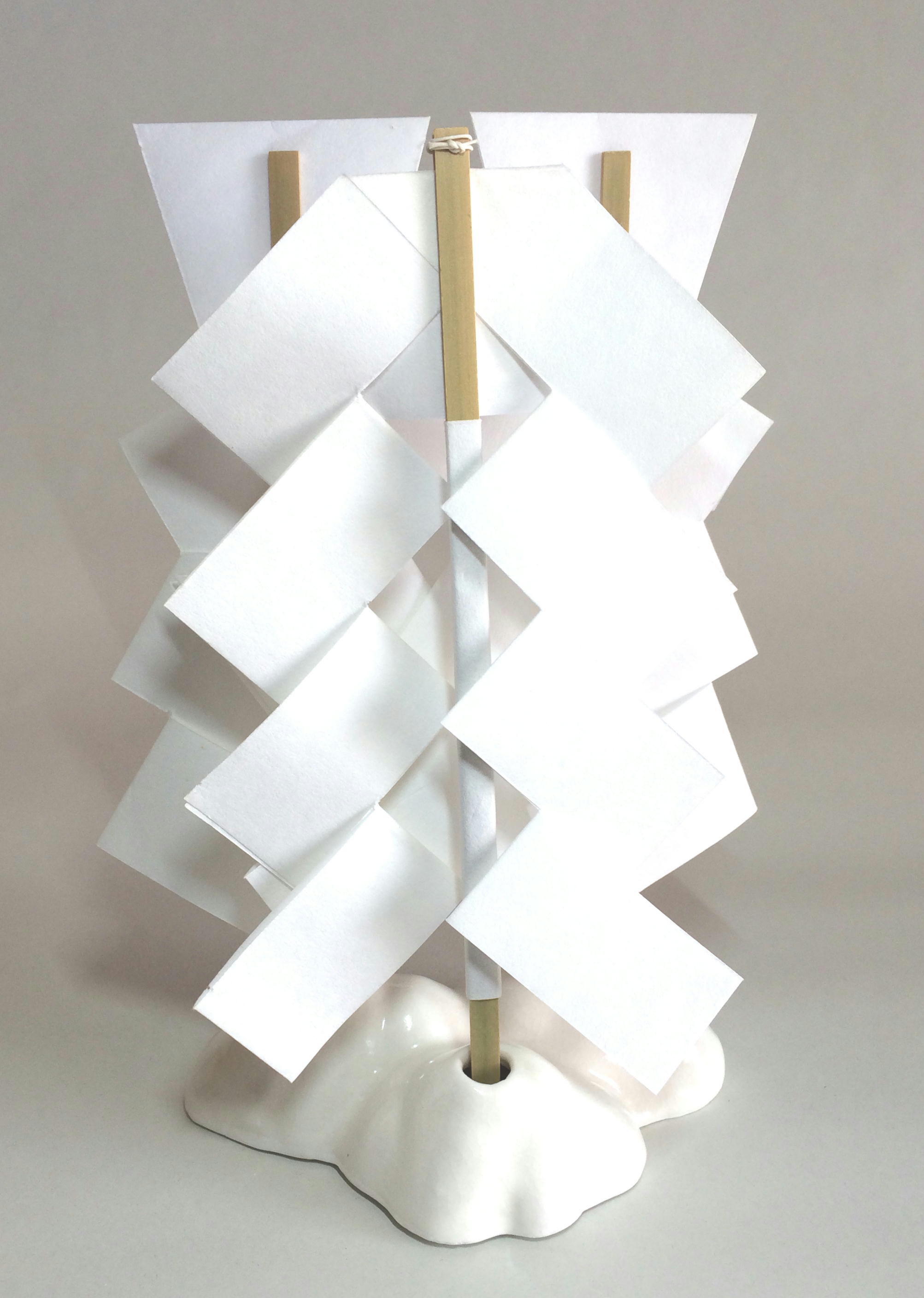 おしゃれな雲の形の幣束立て　 ホワイト（神具向け白）　陶器製　 サイズ　底辺　横約13.52cm、底辺　縦 約9cm　高さ約4cm、穴　直径約1cm前後 ※陶器製につきサイズ・形状に若干の個体差があります。