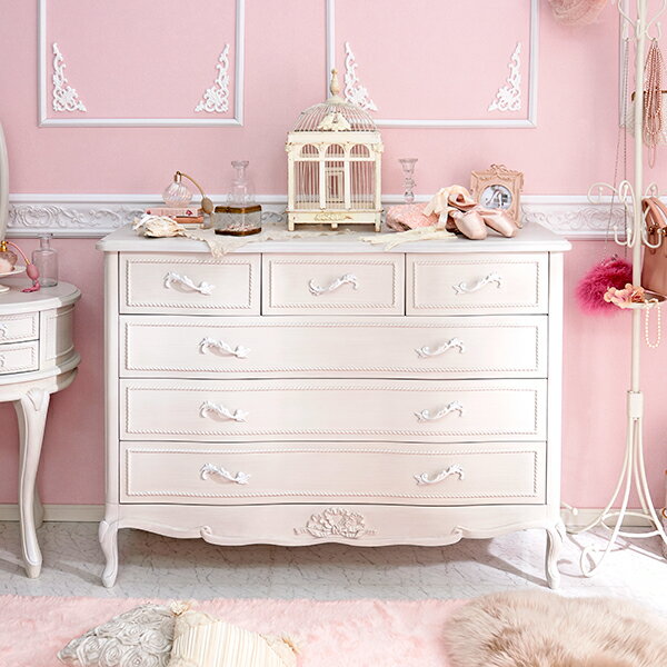 置くだけで空間が華やぐ、フレンチアンティークなチェスト曲線を描く天板＆引き出しの前板や、アンティーク調の取っ手、猫脚など、細部まで優美でクラシカルな佇まいのチェストです。スライドレール付の引き出しは、内側をホワイト塗装で仕上げ、見えない部分...