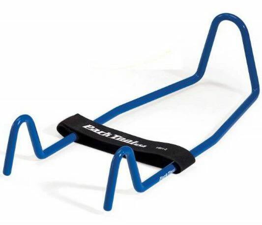 ≫ 商品詳細 ≪ ●リペアスタンドに自転車を設置した際、ハンドルやフロント回りが不用意に動かないように固定するためのホルダー。 ●32mmφのハンドルや50mmφものトップチューブにも対応し、ほとんどの自転車に使用可能です。 ※画像は代表イ...