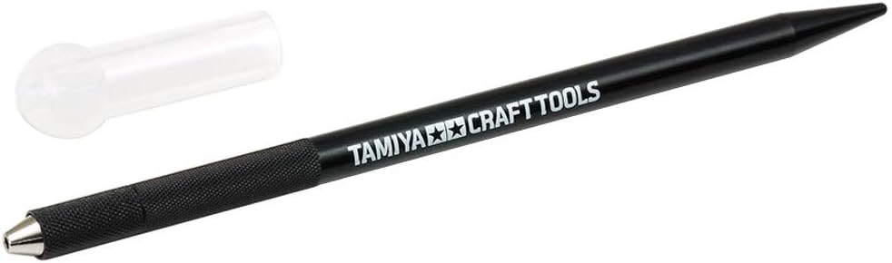 スジ彫り超硬ホルダーなど、2mm軸タイプの替刃が装着できるホルダー。 細軸ペン形状のアルミダイキャストにローレット加工を施し、繊細な作業をしやすいのが特徴。 また、デザインナイフ替刃も装着可能。 保護キャップ付き。 商品サイズ:直径6mm/...