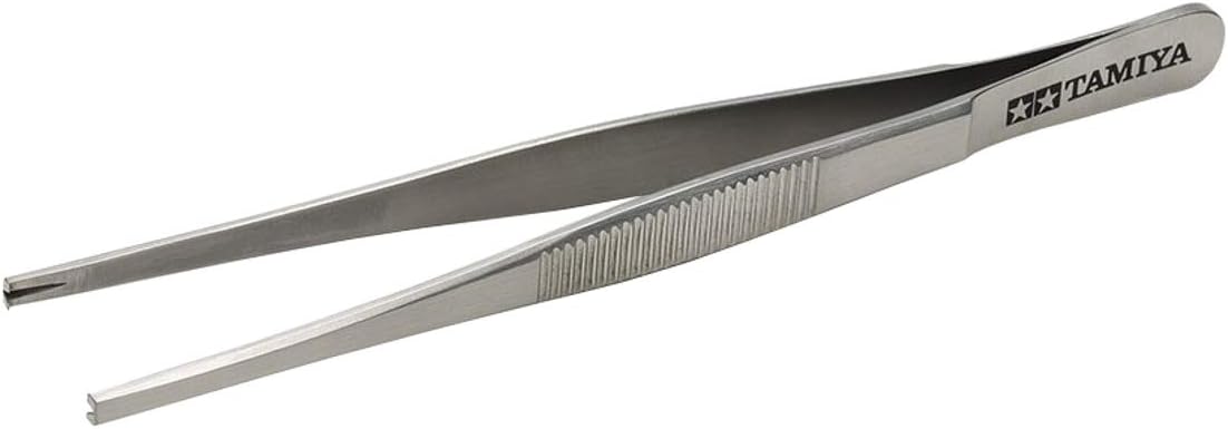 小さな粒状のパーツを安定してつかんだり、シャフトを縦方向につかめるなど、作業性を大幅に改善したピンセット。 先端に微小なカギ爪と縦溝を精密加工、通常のピンセットと比べてパーツの保持力が高いのが特徴。 RCカーのギヤデフの組み立てや分解に、ま...