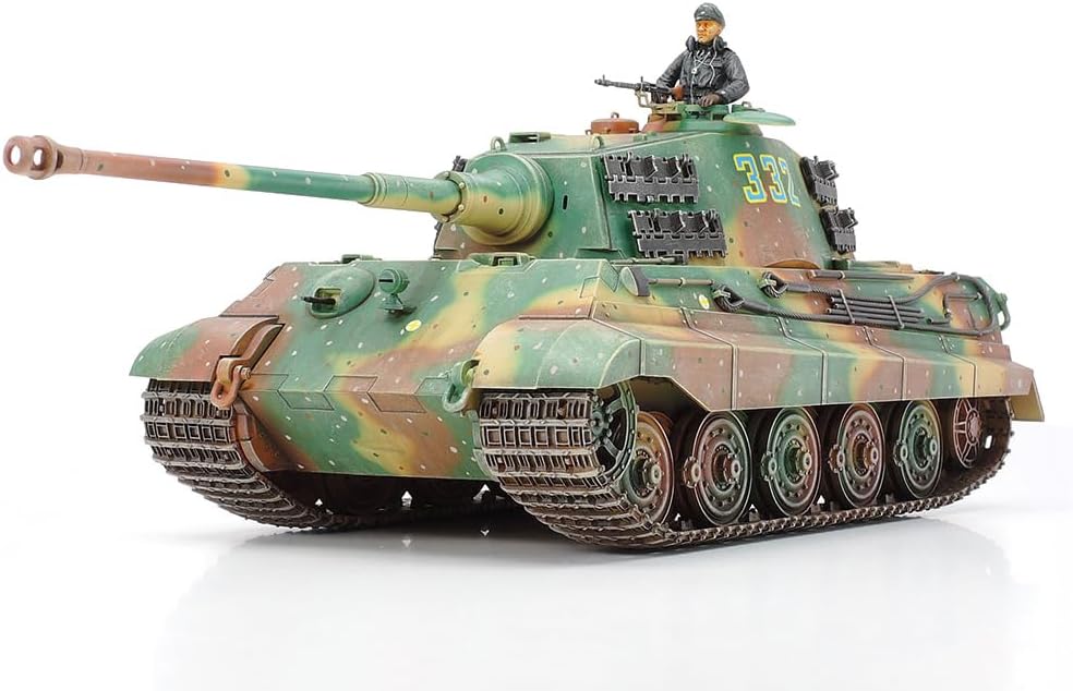 第二次大戦も終わりに近い1944年に登場、全面150mm、側面80mmの重装甲と強力な71口径88mm砲を備え、連合軍に恐れられたドイツ軍重戦車、キングタイガーのプラスチックモデル組み立てキットです。 モデルはヘンシェル社設計の量産型砲塔を...