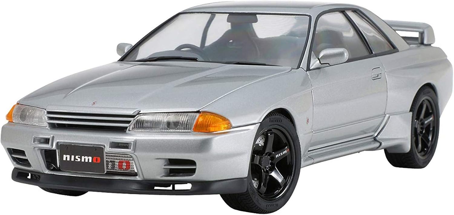 ニスモ製パーツを中心に装着したカスタム仕様のスカイラインGT-R (R32)をキット化。 ニスモ製の5本スポークホイールやステアリング、マフラーなどの内外装品から、ストラットタワーバー、高効率インタークーラー、ターボ用インレットパイプなどの...