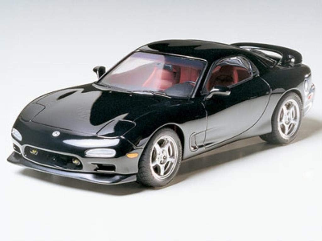 1991年10月にフルモデルチェンジされたピュアスポーツカー、マツダRX-7は国内はもちろん海外でも高い評価を受けました。 中でも最もスポーツ性の高いR1を再現したプラスチックモデル組み立てキットです。 ダイナミックな曲面で構成されたフォル...