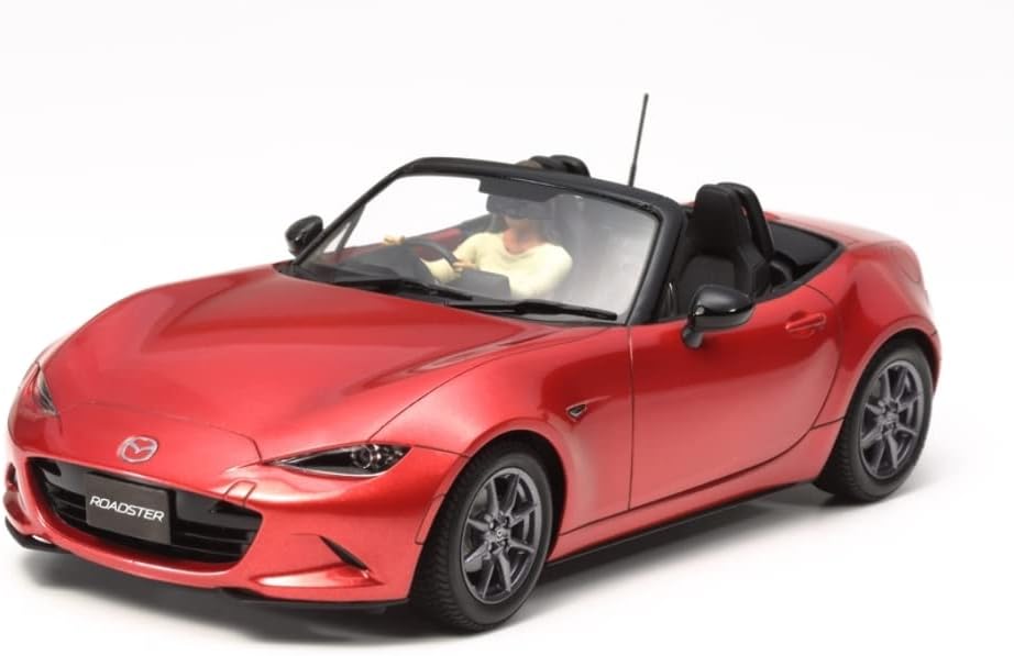 【 爽快なドライビングに思いをはせて 】 1989年に登場し、小型スポーツカーの世界的ヒット作となったマツダ ロードスター。 2015年に発売された4代目は「魂動(こどう)」デザインをコンセプトに、ライトウエイトオープンスポーツの究極の姿を...
