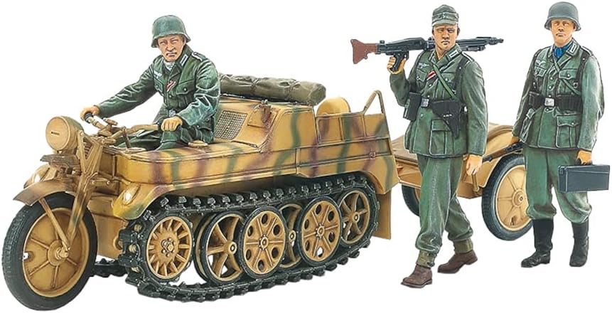 ドイツ兵士の足となり駆けた傑作ハーフトラック 第二次大戦中にドイツ軍が運用した半装軌車(ハーフトラック)の中でも、最も小型の車輌がケッテンクラート。 車体中央のエンジンで履帯を駆動し、オートバイ型ハンドルで進行方向を操作。 優れた重心設計や...