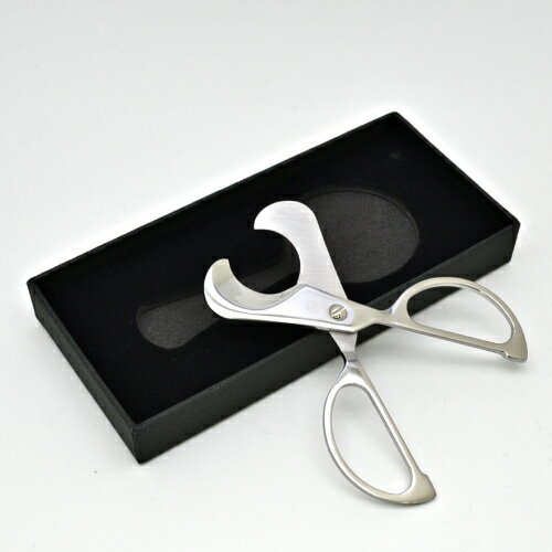 葉巻を楽しむ方に欠かせない、ハサミ型のシガーカッターです。 シザー式は太さの異なる葉巻にも対応できるため 複数の種類の葉巻を嗜む方に特に適しています。 サイズ：約12cm×5.2cm 重量：約44g ※画像の葉巻はイメージです。付属しており...