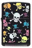 SKULL PANIC　 最近ではカバンや浴衣等の柄にも見かけられる スカルのモノグラムをコメディテイストなカラーでZIPPOにデザイン。 特殊なプリントで仕上げたスカルは、 光を受けてさり気なくキラキラ光ります。 ZIPPO保証書付 化粧箱付