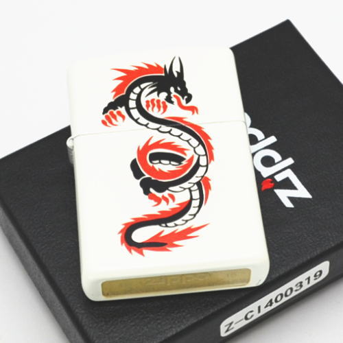レギュラーziipoにデザイン加工 ホワイトマット　ドラゴン　龍　zippo　ジッポー　白マットに黒と赤のドラゴン柄です。国内であまり流通していないUSジッポーです。 ZIPPOケース＆保証書付