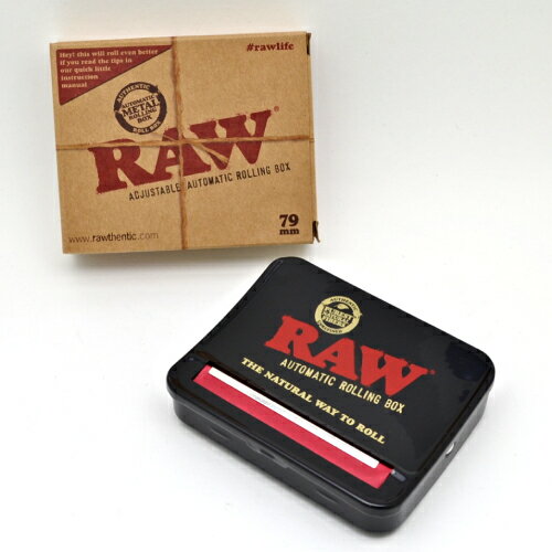 ふたを開け、布にタバコと79mmサイズの紙をセットし、蓋を閉じると同時に、タバコが巻かれる不思議なマシーン。ジーンズのヒップポケットにも収まるスキットル型。簡単操作で、直径6mm（スリムサイズ）、直径8mm（レギュラーサイズ）の2種類の巻き...