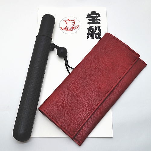 刻みタバコなどを入れる入れ物のことを【かます】と言います。 刻み煙草入れと、腰差しキセル入れが付いています。 キセルは、長さ19.5cm程度のものが使用できます。 ※かます素材は、厚み薄めで、汚れが気にならない仕上がりです。 たばこ入れは合...