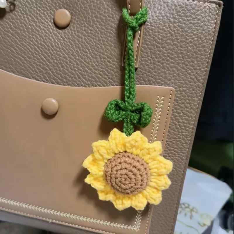 ・カテゴリ: バッグチャーム・素材: 毛糸・カラー展開: ひまわり＋リボン（12花びら、約8cm）・スタイル: インスタ風・柄: 植物、花・流行要素: ひまわり