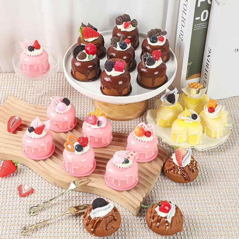 ・素材: PU・カラー展開: トレイ付きチョコレートケーキ、チョコレートシュークリーム、イエローハートケーキ、ピンクのトレイ付きケーキ