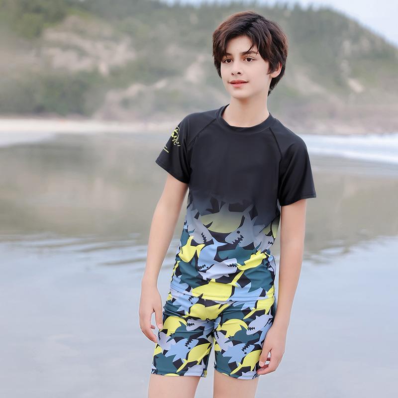 ・対象年齢: 5〜18歳・性別: 男性・主な素材: ナイロン82%・生地重量: 約280g・裏地素材: ポリエステル95%・カラー展開: イエロー、ブラック・サイズ展開: 140、150、160、165、170・スタイル: スイムブリーフ