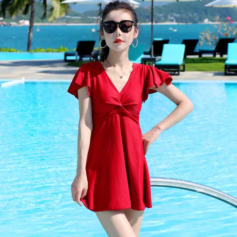 ・性別: 女性・対象年齢: 大人・用途: 水泳、水辺レジャー・スタイル: 三角ビキニショーツ・柄: 無地・カップ: ノンワイヤー、胸パッド付き・主な素材: ナイロン86%・裏地素材: ポリエステル83%・カラー展開: ブラック、レッド、グリ...