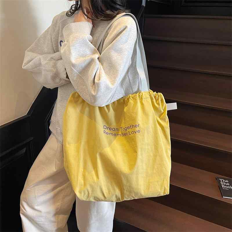 ・カラー展開: グレー、赤、青、黄・スタイル: アーバンシンプル・主な素材: ナイロン・タイプ: 水桶バッグ・サイズ: 大・装飾: アルファベット・形状: 水桶型・開閉方式: 引き紐・内部構造: スマホポケット、カードポケット・硬さ: ソフ...