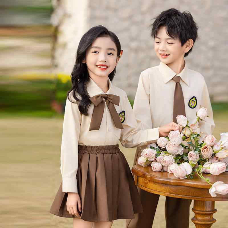 ・カテゴリ: 制服・スタイル: スクール・対象年齢: 8歳以上、身長140cm以上・性別: ユニセックス・開閉: シングルボタン・デザイン要素: セットアップ、トレンド・生地加工: シェアード加工、柔軟加工・主な素材: 綿95%・セットアッ...