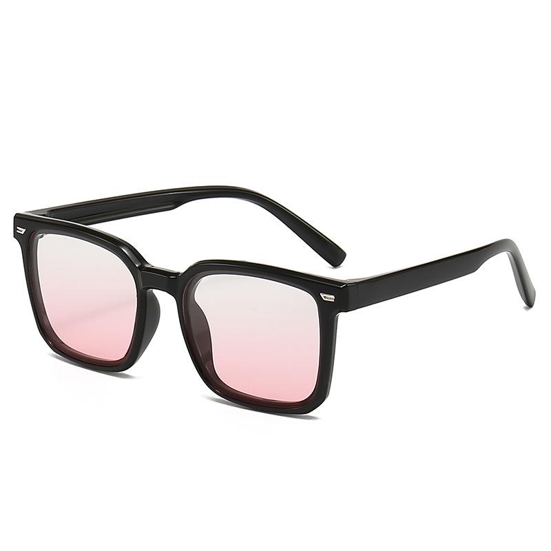 ・フレーム形状: スクエア・フレームタイプ: フルリム・レンズ素材: TAC・フレーム素材: TPEE・UVカット機能: UV400・カラー展開: 光沢ブラック（ブラッシュ）、光沢ブラック（グラデーションブルー）、光沢ブラック（ブラックグレ...