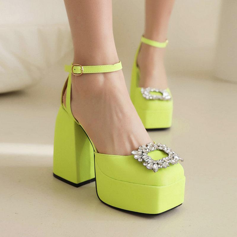 ・カラー展開: ブラック、グリーン、ホワイト・サイズ展開: 34、35、36、37、38、39・アッパー素材: PU・カテゴリ: カットアウトサンダル・つま先形状: スクエアトゥ・スタイル: エレガント・ソール素材: ゴム・インナー素材: ...