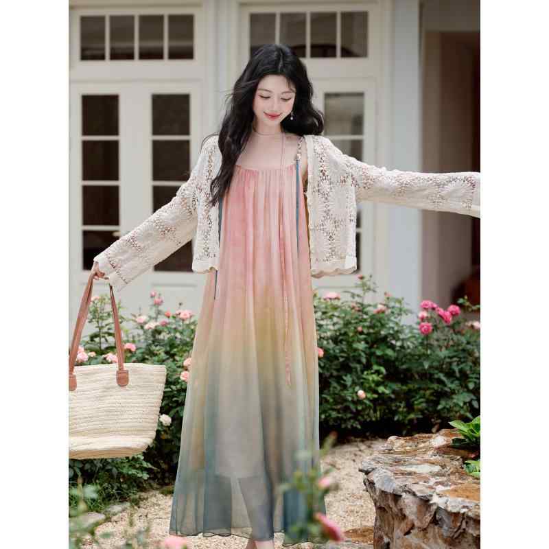 ・カテゴリ: ワンピース・スタイル: レトロ、ビンテージ・主な素材: ポリエステル95%以上・ネックライン: スクエアネック・袖丈: ノースリーブ・柄: グラデーション・サイズ展開: フリーサイズ・加工: リボン・デザイン: キャミソールタ...